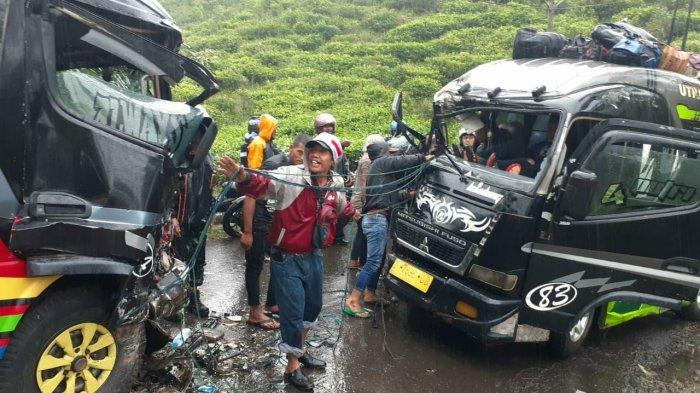 Tabrakan Adu Banteng Elf di Kebun Teh Cisandaan, Dua Sopir Terjepit di Kabin - Tribunjabar.id