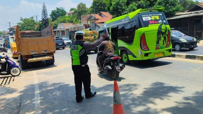Tabrakan Beruntun di Jalan Raya Cicalengka, Sopir Truk Pasir Kurang Konsentrasi, 3 Kendaraan ...