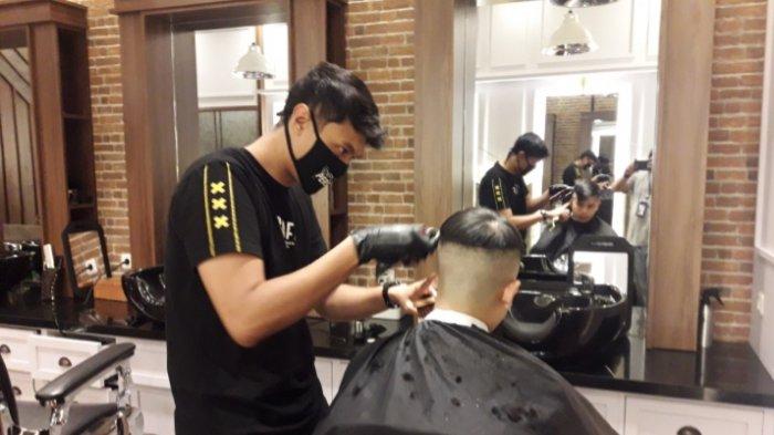 Kim Kurniawan Buka Bisnis Pangkas Rambut di Bandung, Usung Konsep ...