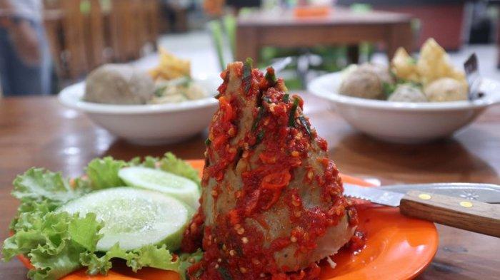 Pedasnya Bakso Lava yang Dilumuri Bumbu Balado, Berani Coba ...