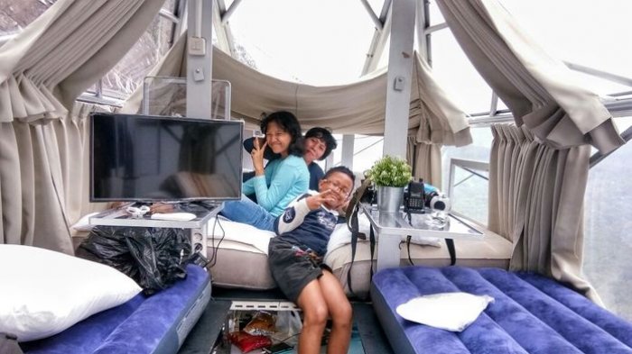Keluarga Ini Jadi Tamu Pertama Hotel di Atas Tebing Gunung Parang ...