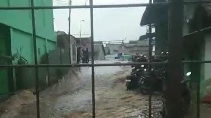 Tanggul Sungai Cigede Jebol Lagi, Kampung Pasigaran Dayeuhkolot Bandung Terendam Banjir ...