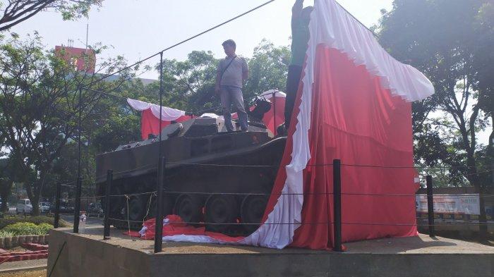 Menjelang Agustusan, Tank di Taman Tol Baros Cimahi Dipasangi Bendera ...