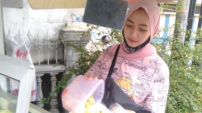 Viral! Tukang Rujak Cantik di Tasikmalaya, Kini Dagangannya Diserbu ...