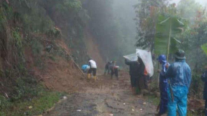 Sempat Tertutup Longsor, Jalan Alternatif Talegong Garut-Pangalengan ...