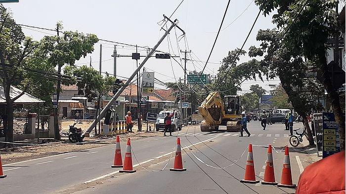 Akibat Galian Proyek Jalan, Sebuah Tiang Listrik PLN di Lampu Merah ...