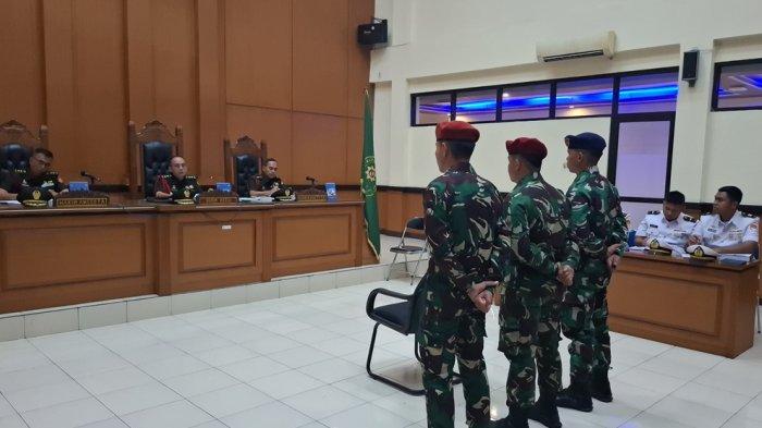 3 Anggota TNI Pembunuh Bos Rental Mobil Jalani Sidang, Ditegur Hakim karena Terus Menunduk ...