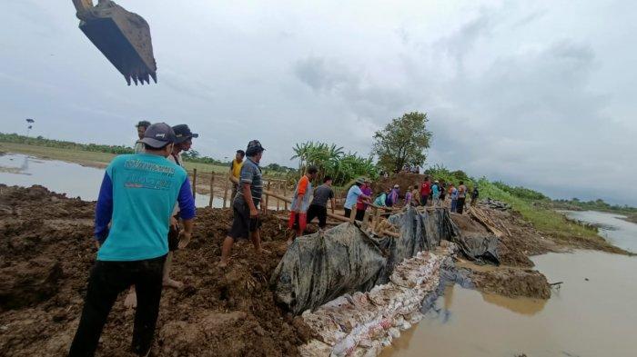 Tanggul Sungai Cipanas Indramayu Jebol Lagi, Warga Gotong Royong Benahi - Tribunjabar.id