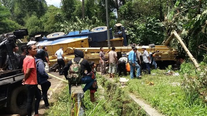 BREAKING NEWS - Sopir Masih Terjepit, Truk Tronton Bermuatan Crane ... BREAKING NEWS - Sopir Masih Terjepit, Truk Tronton Bermuatan Crane ...
