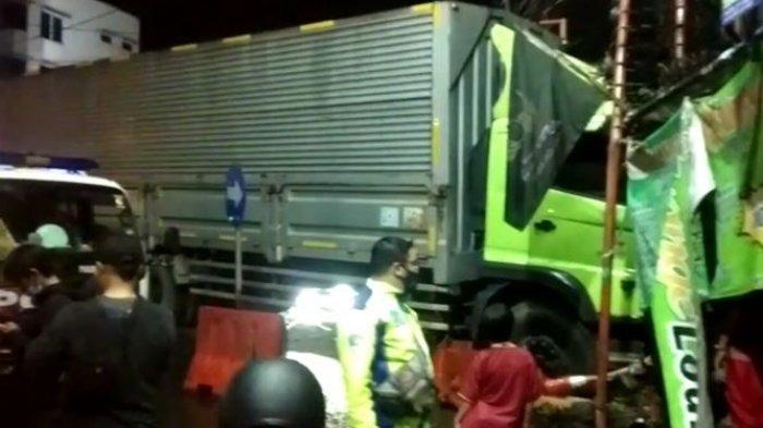 Kecelakaan Maut di Sukabumi, Truk Kontainer Tabrak Kios di Cibadak ... Kecelakaan Maut di Sukabumi, Truk Kontainer Tabrak Kios di Cibadak ...