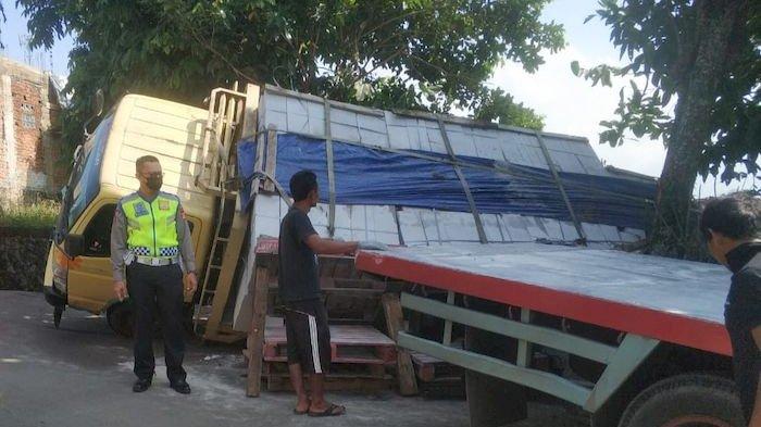 Kecelakaan di Sukabumi, Truk Oleng Tabrak Pagar Rumah, Alhamdulillah ...