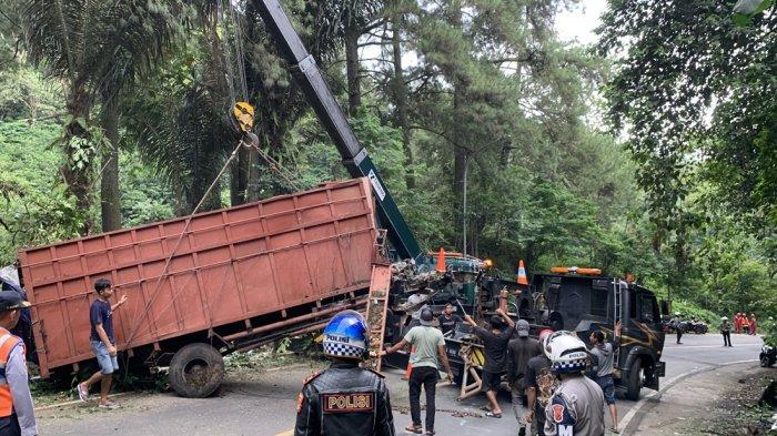 Korban Tewas Kecelakaan Maut di Jalur Puncak Tadi Pagi Ternyata Warga Jambi, Dia Sopir Truk ...
