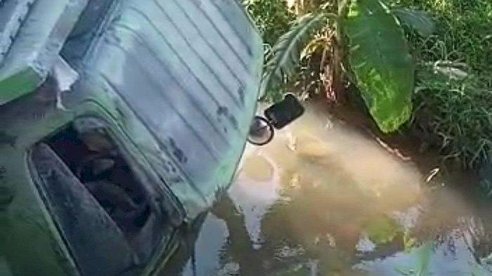 Sopir Diduga Ngatntuk, Truk Angkut Semen Pun Terjun ke Sungai di Tepi Jalan Raya Cipicung ...