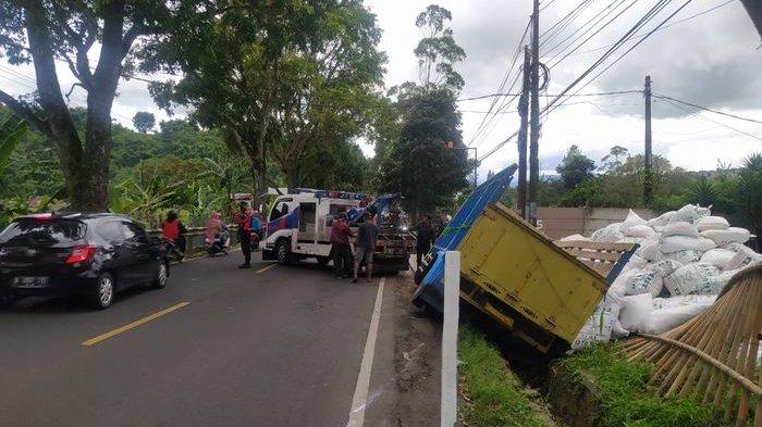 Truk Pengangkut Pupuk Terguling, Masuk Parit di Jalur Puncak Cianjur, Bikin Kemacetan Saat ...