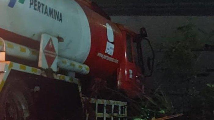 Kecelakaan di Tasikmalaya, Tangki Pertamina Tabrak Kios dan Nyungsep ke Sawah, Diduga Sopir ...