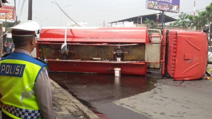 BREAKING NEWS: Truk Tangki Pengangkut Solar Terguling Usai 'Hajar' PJU di Jalan Soekarno-Hatta ...
