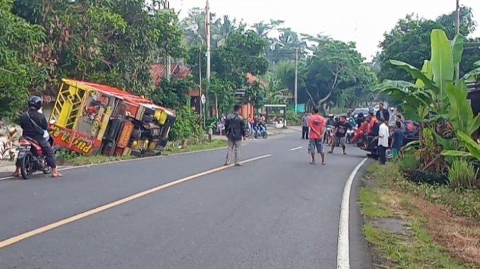 Menghindari Tabrakan dengan Bus di Tikungan, Truk Bemuatan Gabah Oleng Lalu Terguling di ...