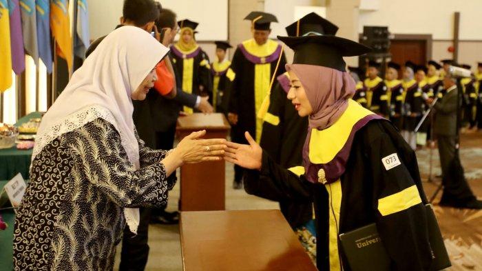 Universitas Terbuka (UT) Bandung menggelar upacara penyerahan ijazah ...