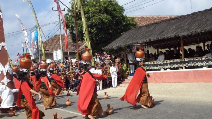 Mengenal Upacara Adat Seren Taun di Desa Cigugur Kuningan, Tak Lekang ...