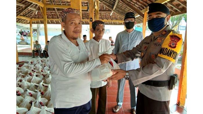 Batalyon C Pelopor Satbrimob Polda Jabar Salurkan Bantuan Sembako ke Kuncen Makam Sunan Gunung ...