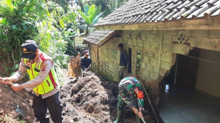 Kompak Bantu Warga, TNI-Polri dan Masyarakat Lakukan Kerja Bakti Bersihkan Material Longsor ...