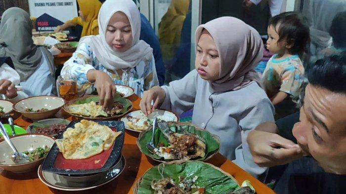 Buka Puasa Menikmati Hidangan Ikan Bakar Cobek Honje di Saung Lesehan ...