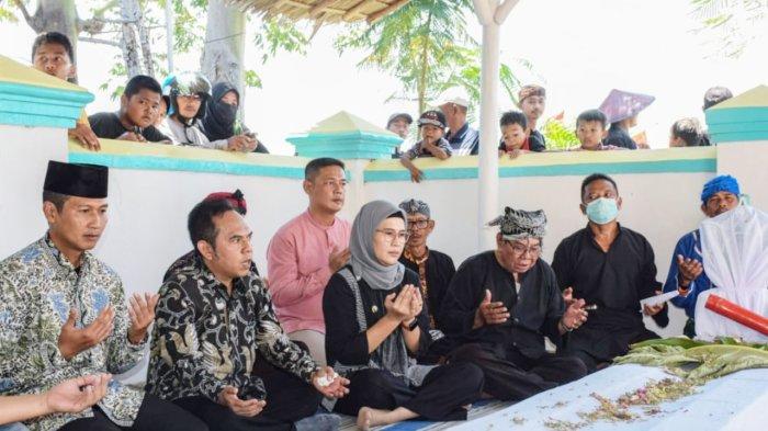 Melihat Adat Ngunjung Ki Jaka Dolog di Indramayu, Punya Panjang Makam ...