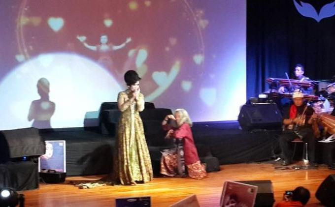 Konser "Tanda Cinta" Rika Rafika di Gedung Mayang Sunda Memukau ...