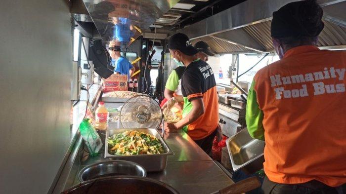Dimasak dalam Humanity Food Bus, 1.100 Paket Makanan Dibagikan untuk ...