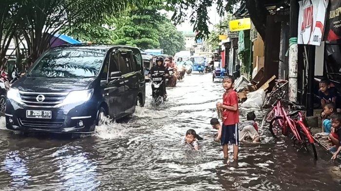 Pademangan Banjir Imbas Hujan Deras, Anak-Anak Asyik Berenang Seperti ...