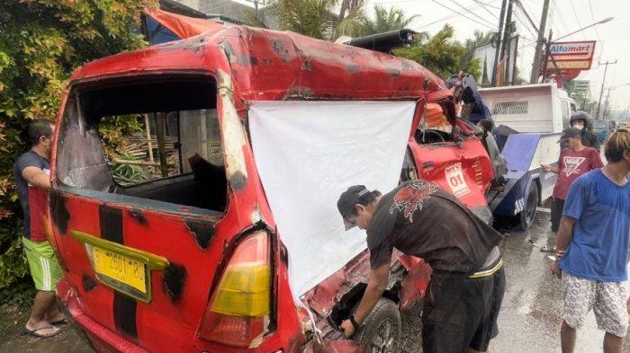 Tak Goyang Meski Didorong 20 Orang, Kecelakaan Angkot dan Kereta ...