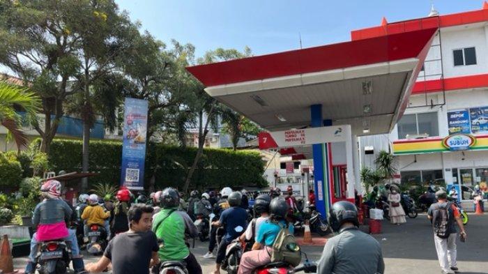 Warga Ramai-ramai Antre di SPBU Depok Jelang Harga Baru BBM ...