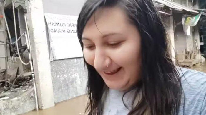 Pertama Kali Kebanjiran di Jakarta, Bule Austria Istri Petugas PPSU ...