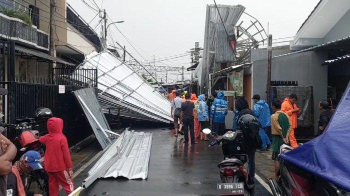 Satu Rumah di Rawa Bunga Jatinegara Tersambar Petir, Seketika Atap Baja ...