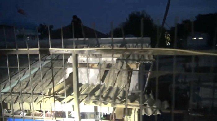 Atap Rumah Warga di Duren Sawit Jebol Gegara Dipanjat Pelaku Tawuran ...