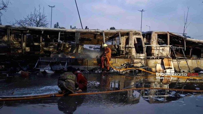 50 Bangkai Bus Transjakarta Hangus Terbakar, Damkar Ungkap Dugaan ...