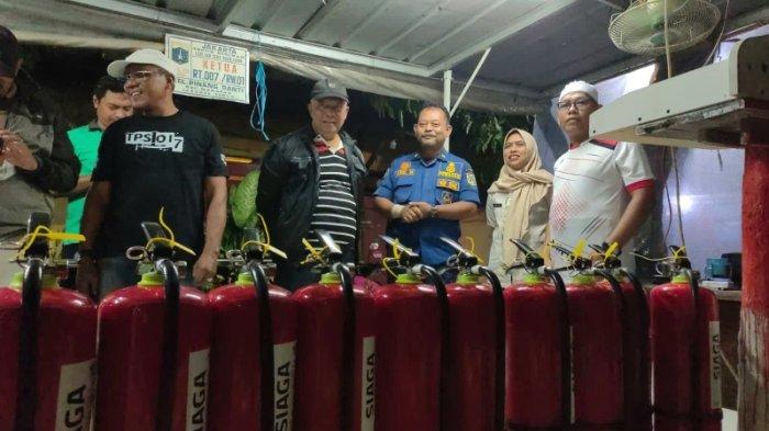 13 RT Rawan Kebakaran di Pinang Ranti Dapat Bantuan Apar dari Damkar ...