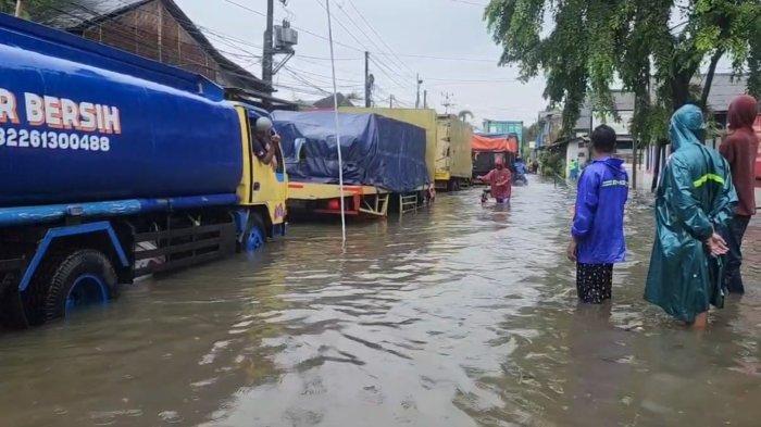 Terendam Banjir 1 Meter, Jalan Raya di Kamal Muara Lumpuh - Tribunjakarta.com