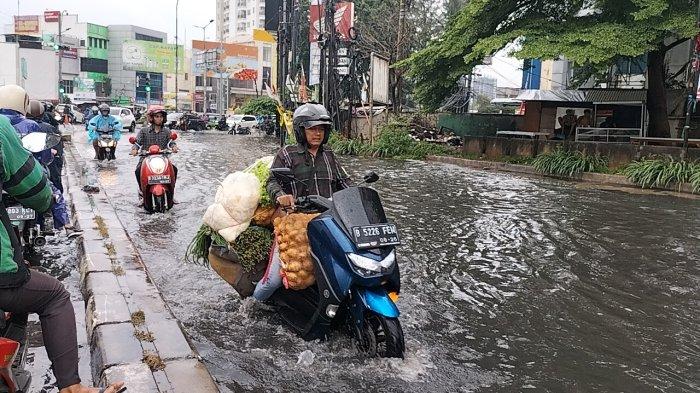 Banjir Rendam Simpang Pekayon Bekasi Imbas Hujan Deras, Arus Lalu ...