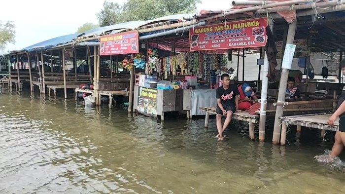 Puluhan Warung di Pantai Wisata Marunda Jakarta Utara Tetap Buka Meski Diterjang Banjir Rob ...