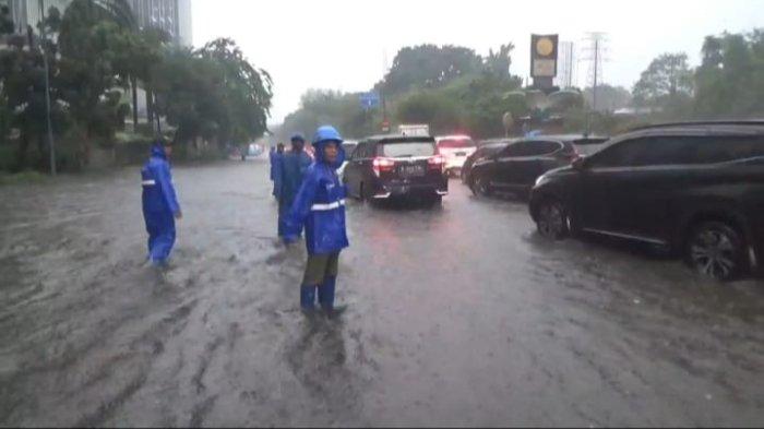 Hujan Deras, Jalan DI Panjaitan Macet Total Imbas Banjir 40 Sentimeter - Tribunjakarta.com