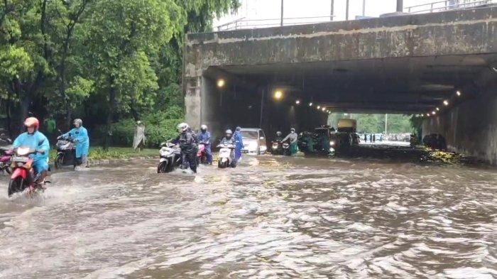 Banjir Setinggi 60 Sentimeter Rendam Jalan DI Panjaitan Sore Ini, Sejumlah Motor Mogok ...