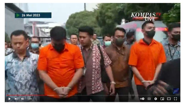 Beda Gaya Mario Dandy dan Shane Lukas Saat Dilimpahkan ke Kejaksaan, Eks Pacar AGH Lambaikan ...