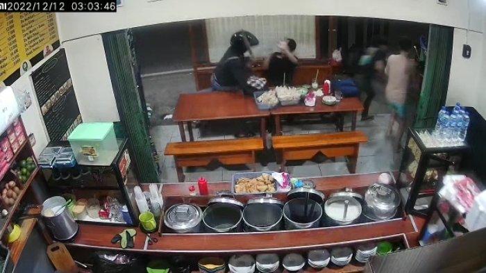 Rampok Todong Pedang ke Pengunjung Warkop di Kemang, Rampas HP dan Tas ...