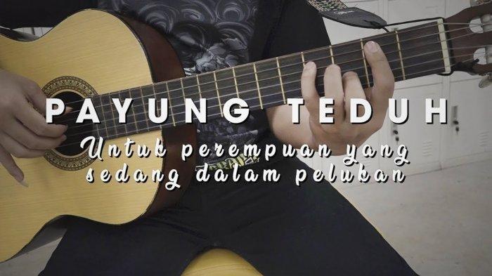 Lirik Lagu dan Kunci Gitar Perempuan yang Sedang Dalam Pelukan - Payung ...
