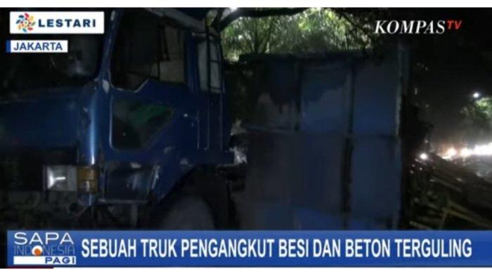 Penampakan Truk Angkut Beton Terguling Tutup Jalur Arteri Jalan Panjang, Sopir: Oleng Nyangkut ...