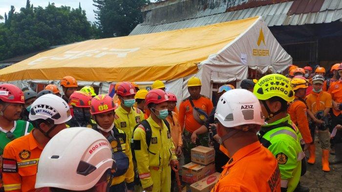 Tim SAR Temukan Handphone dari Kantong Celana Jenazah Korban Longsor di Cianjur - Tribunjakarta.com