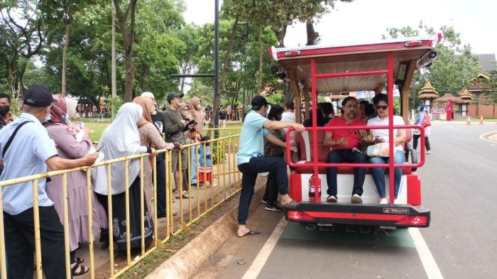 Membludak, Pengunjung Antre Lebih 30 Menit untuk Naik Bus Listrik ...