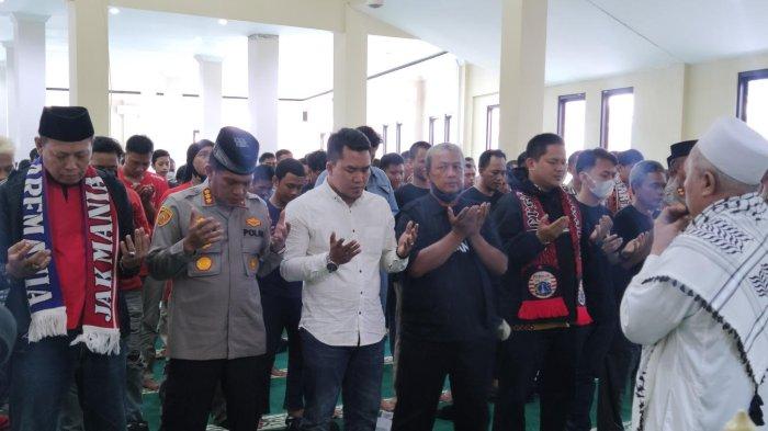 Simbol Kedukaan, Polisi dan Suporter di Depok Doa Bersama untuk Korban ...