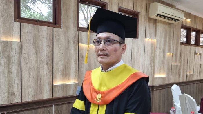 Kisah Kakek Berusia 68 Tahun Sukses Raih Predikat Wisudawan Terbaik di ... Kisah Kakek Berusia 68 Tahun Sukses Raih Predikat Wisudawan Terbaik di ...